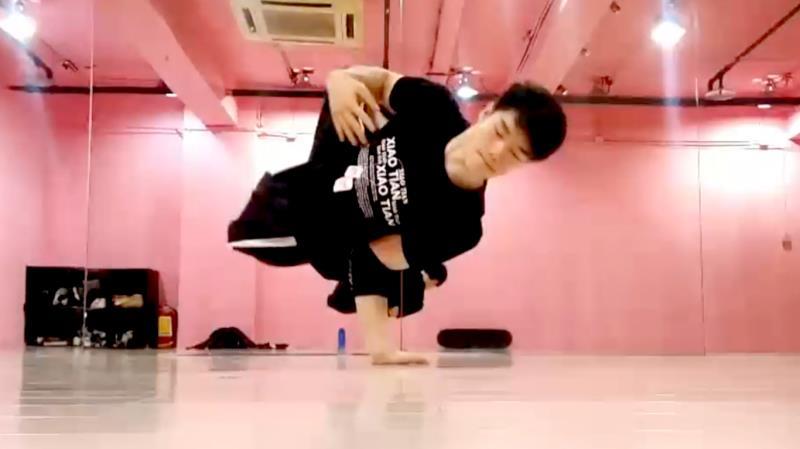 Young amputee busts the moves on Suzhou street dancing scene - SHINE News