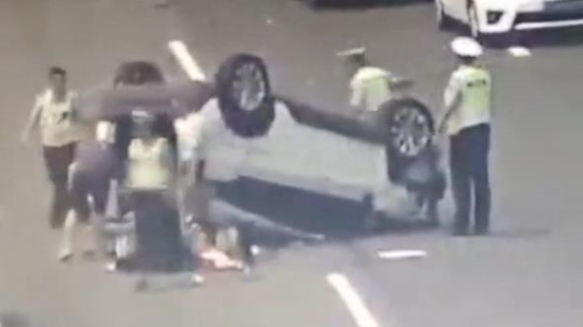 Public help police flip car after highway crash - SHINE News