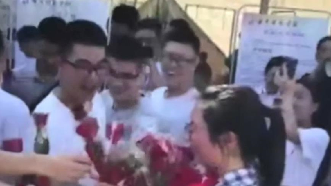 Male students give roses to only girl in mechanics major - SHINE News