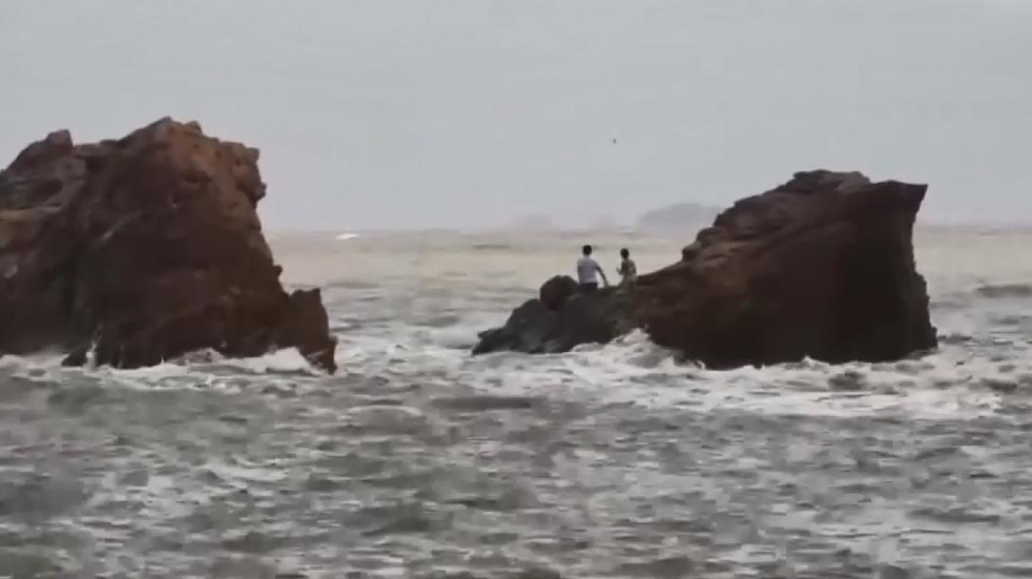 Tourists stranded after climbing reef - SHINE News