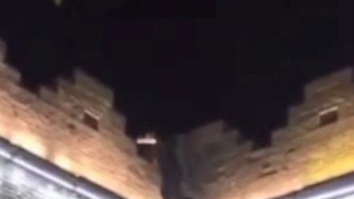 Man climbs ancient wall - SHINE News