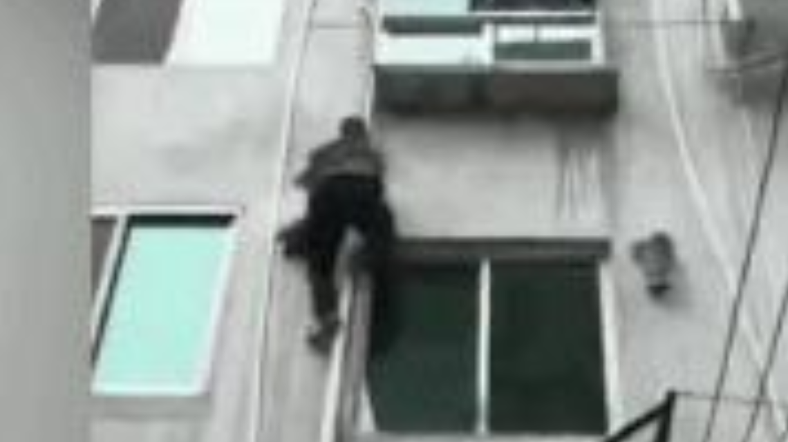 SWAT member climbs building to put out fire - SHINE News