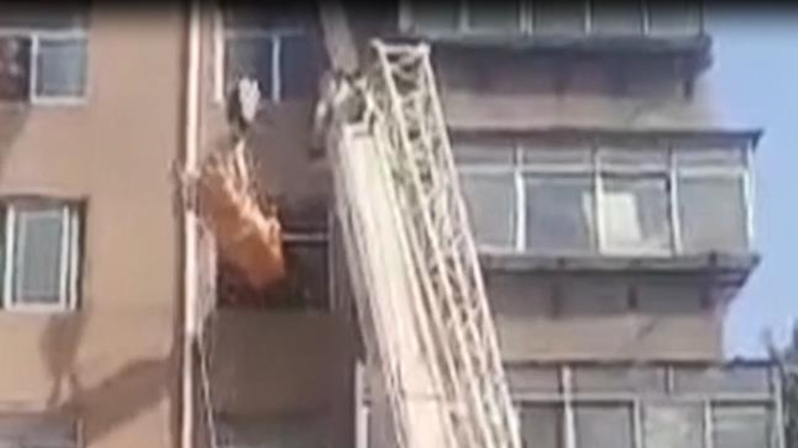 Crane removes overweight man from 4th floor home - SHINE News