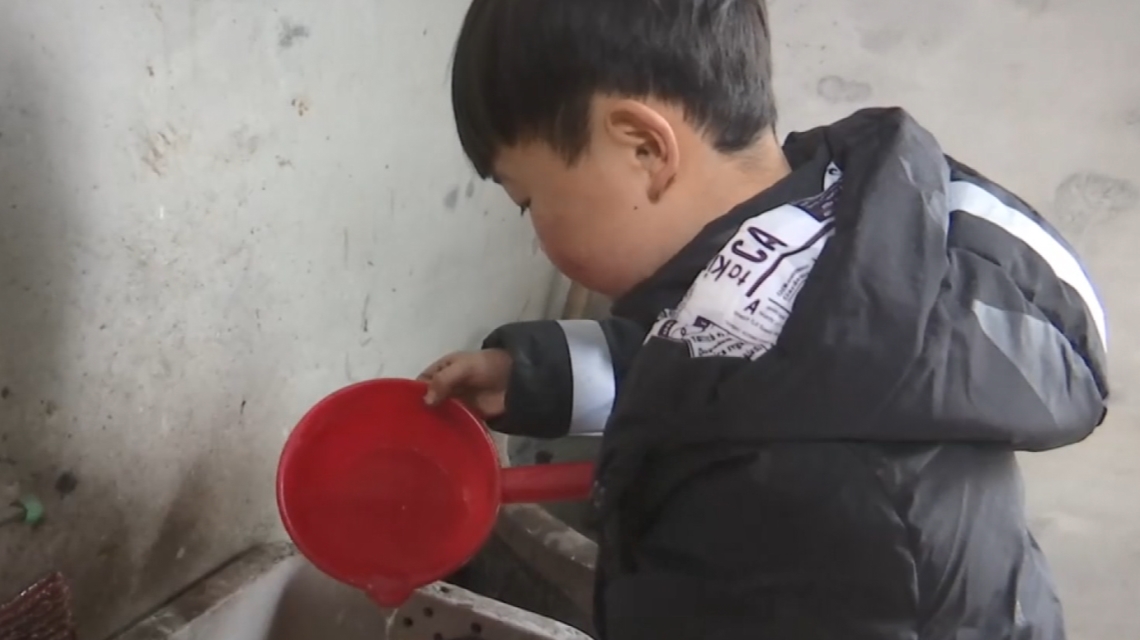 Boy takes care of blind mother - SHINE News