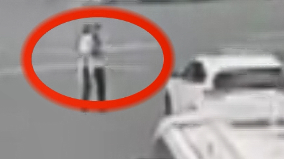 Police officer saves girl from busy intersection - SHINE News