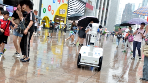Police robot on patrol in the city - SHINE News