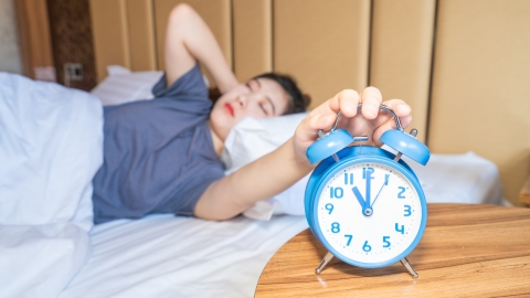 Over 60% of colleges students have difficulty getting up in morning ...