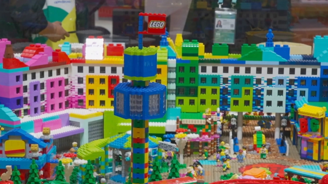 Model of Shanghai LEGOLAND debuts on CIIE - SHINE News