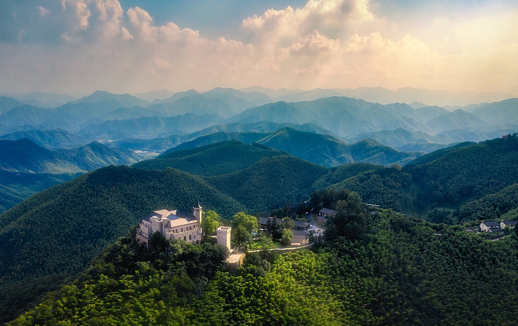 Discover the scenic mountains outside of Shanghai - City News Service