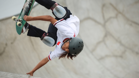 15-year-old soars to China's first Asiad skateboarding gold - SHINE News