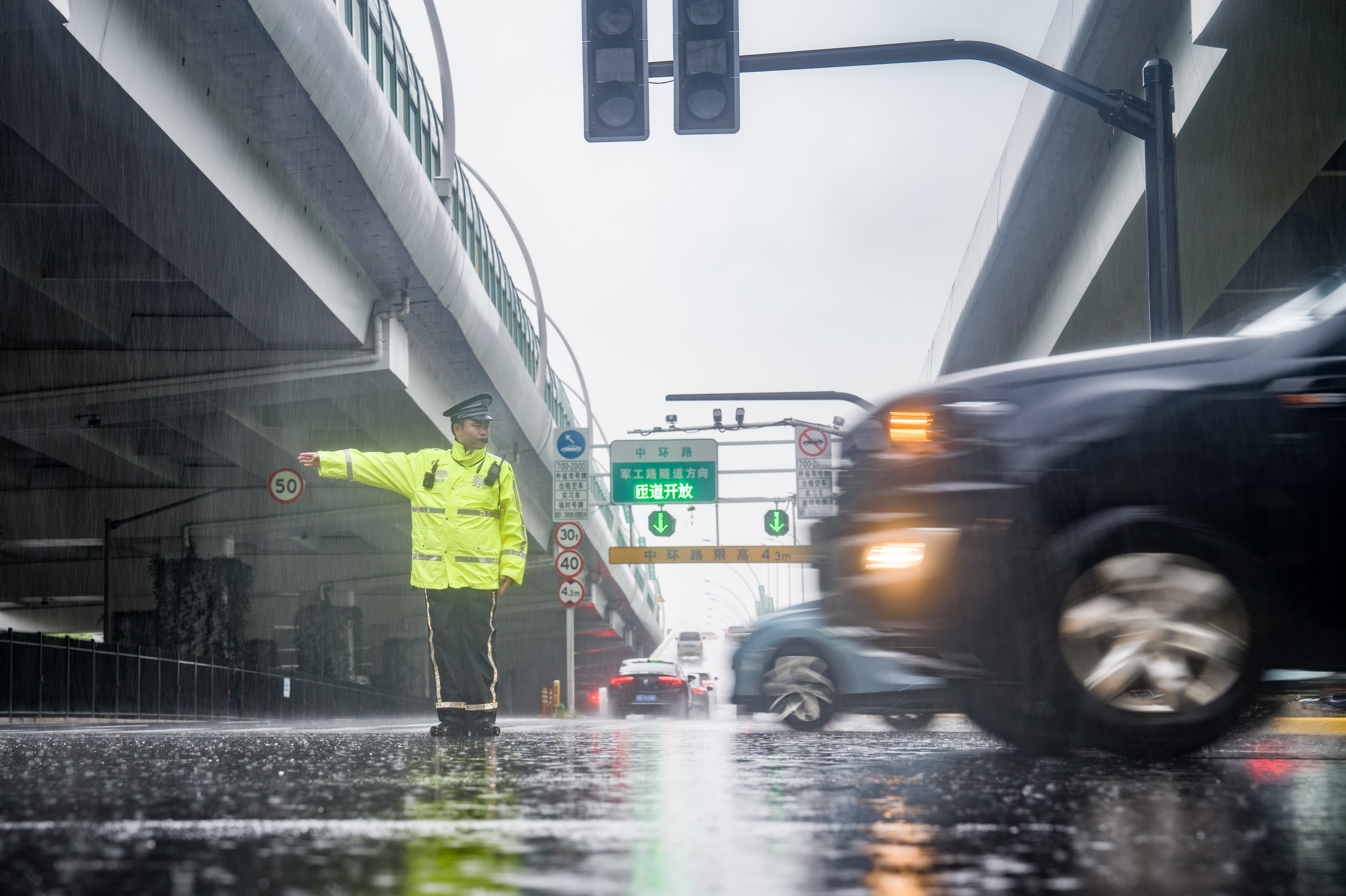 Shanghai closes hundreds of schools due to downpours from Typhoon Pulasan