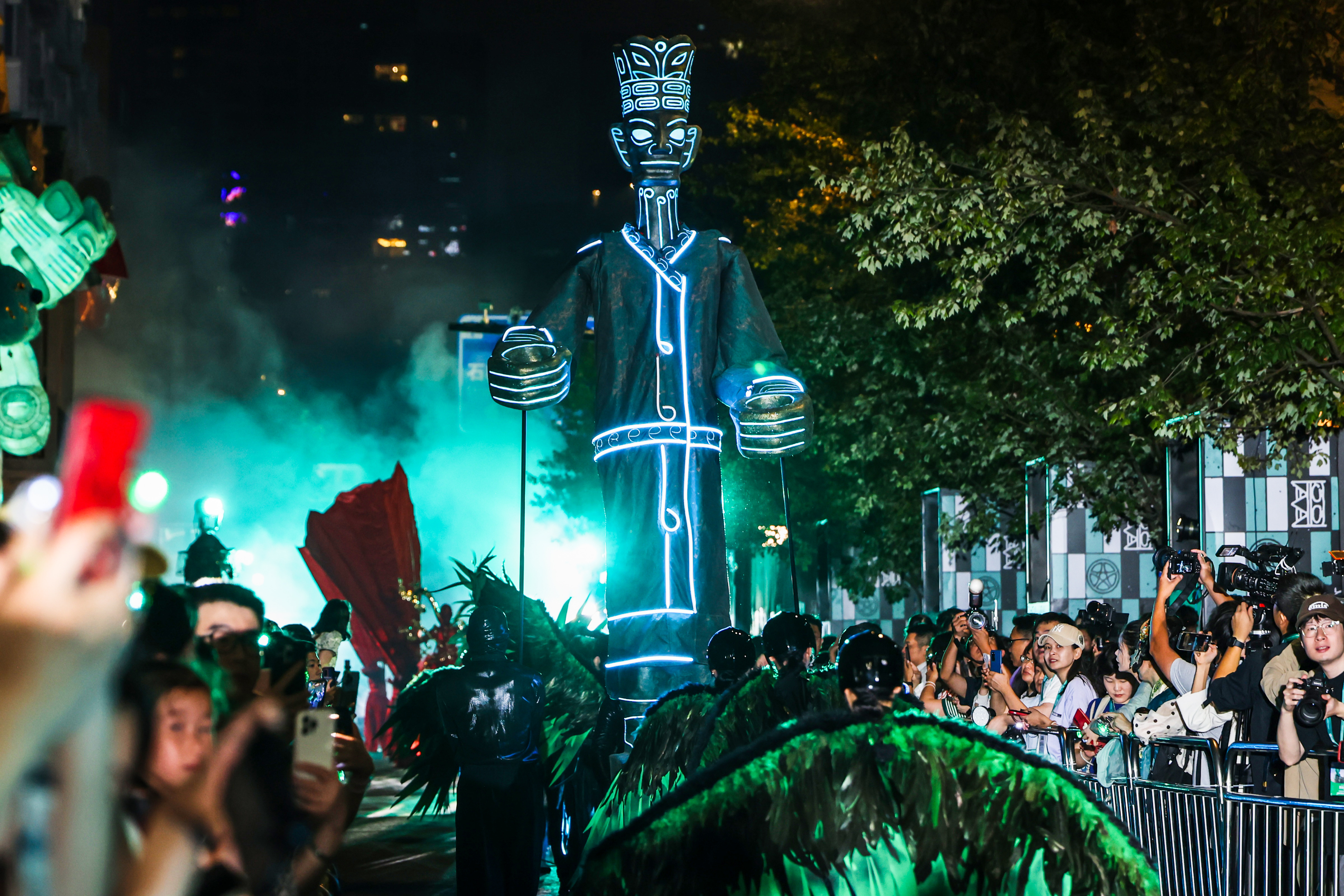 Sanxingdui-themed parade on pop-up pedestrian street wows audience ...