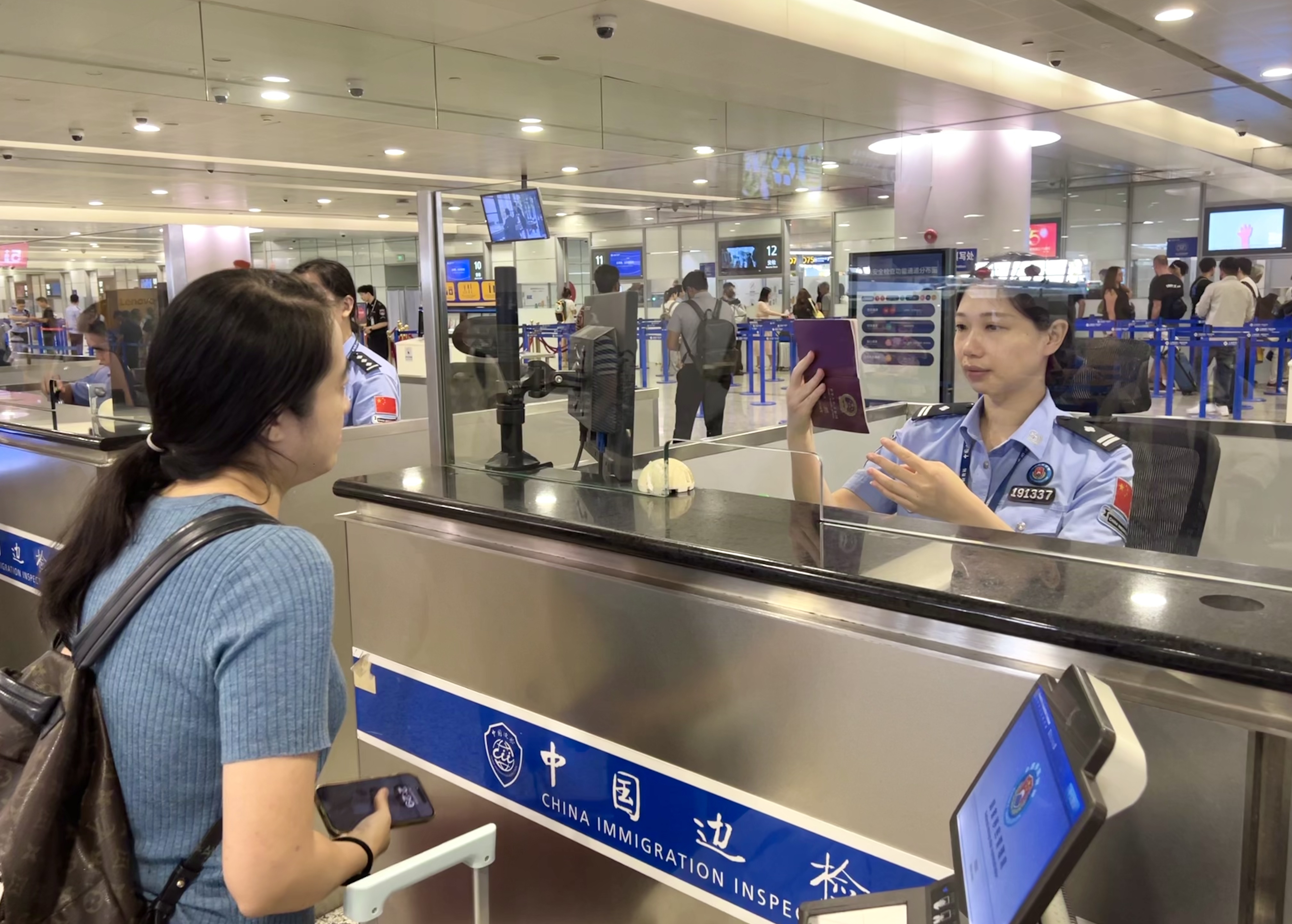 Immigration officers making foreigners' arrivals easier