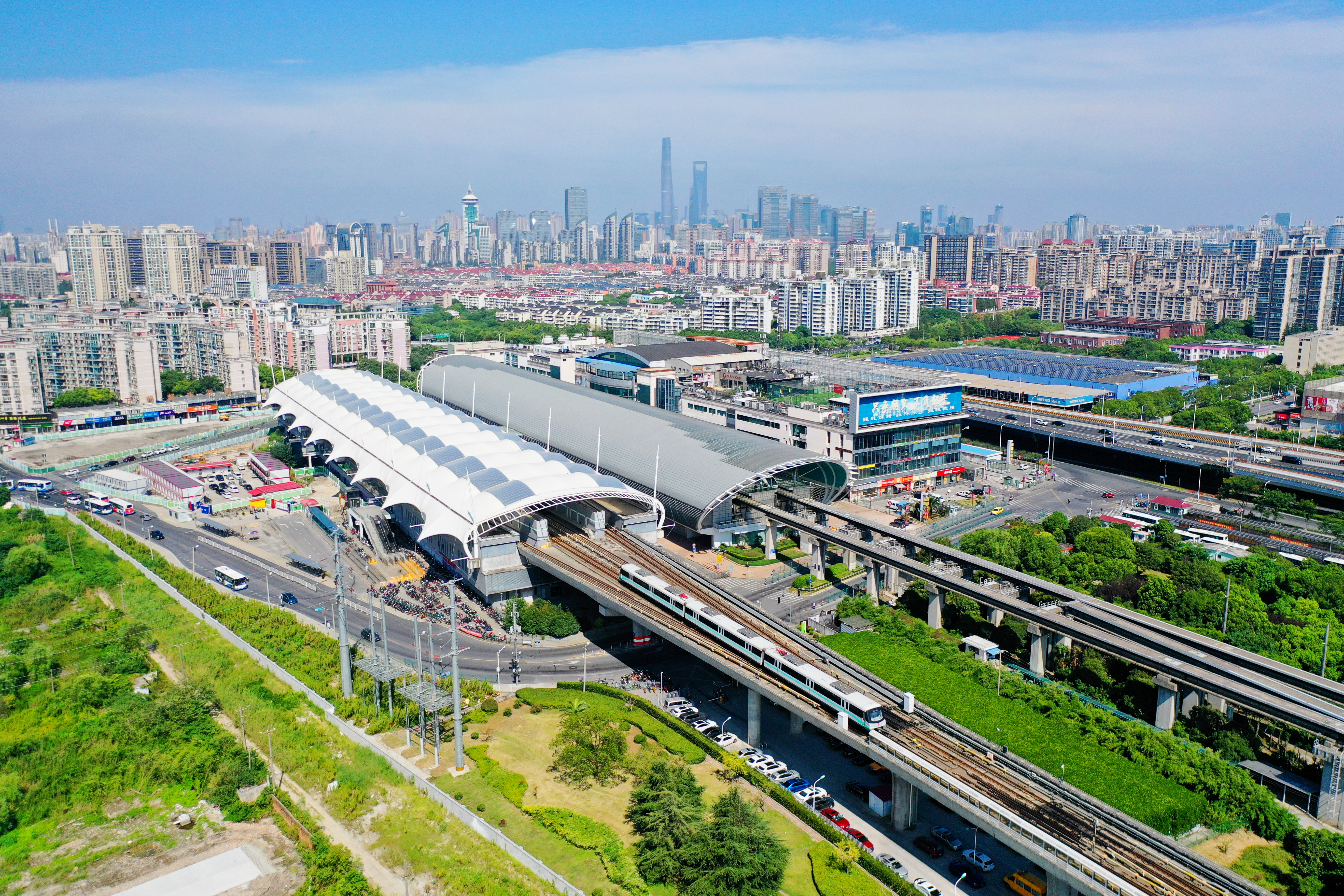 Shanghai Maglev launches bank card tap-to-ride service - City News Service