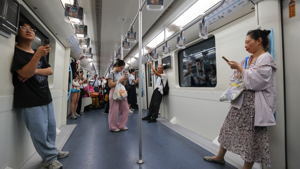 Shanghai Metro Line 9 trims seats for more riders