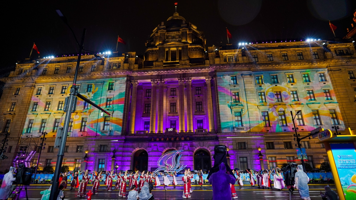 Shanghai parade lights up tourism festival with floats
